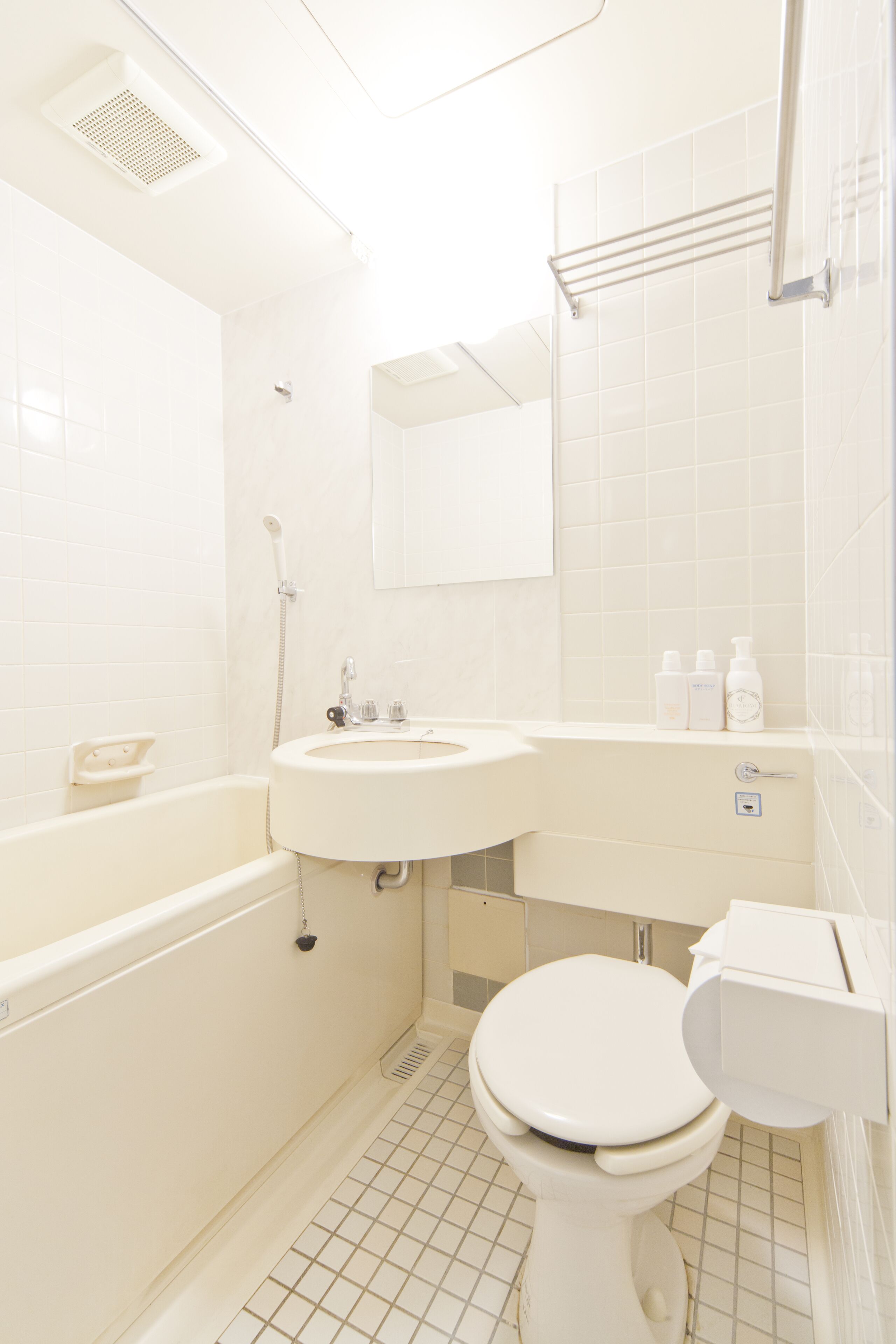Quarto Twin, não fumadores, no edifício anexo | Casa de banho | Chinelos, toalhas fornecidas 