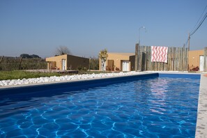 Piscina exterior, espreguiçadeiras