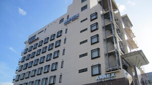 Um hotel com vários andares e a fachada com o nome 'ANNEX Royal Hotel'.