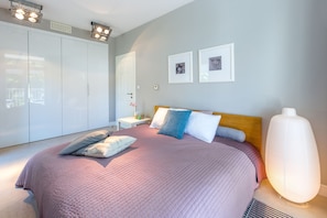 Apartamento Exclusivo | Secretária, cortinas/cortinados opacos, ferro/tábua de engomar 