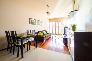 Apartamento Deluxe, 1 cama de casal, Vista para a cidade | Cozinha privada | Um frigorífico/congelador grande, um forno, uma placa de cozinha 