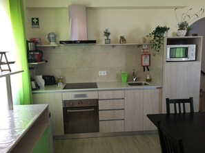 Um frigorífico no espaço comum, um micro-ondas no espaço comum 