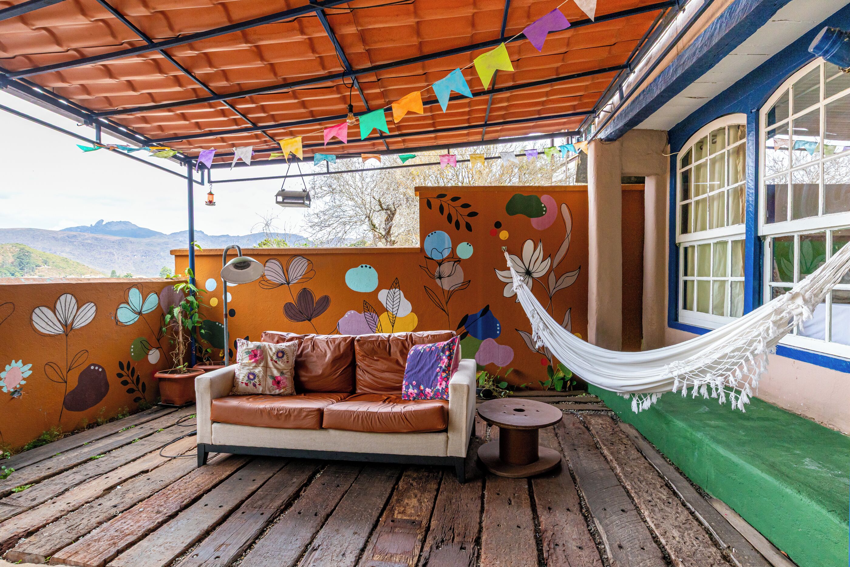 Um frigorífico no espaço comum, um micro-ondas no espaço comum 