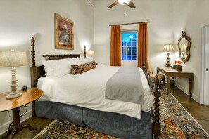 Quarto Deluxe, 1 cama king-size | Lençóis italianos Frette, roupa de alta qualidade, edredões de penas 