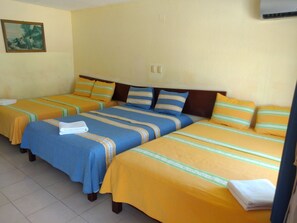 Quarto Triplo Básico, várias camas | Cortinas/cortinados opacos, Wi-fi grátis