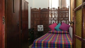 Quarto Individual Básico, 1 cama individual extragrande, fumadores | Wi-fi grátis, roupa de cama fornecida 