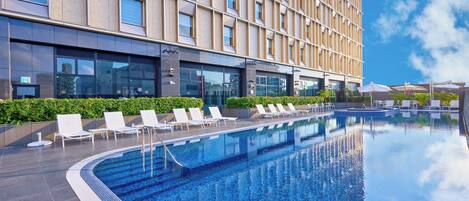 Piscina exterior sazonal, da(s) 10:00 à(s) 18:00, guarda-sóis