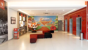 Área de estar no saguão