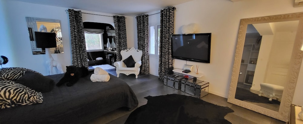 Villa Petra Bianca Private Swimming Pool. 10 Minutes Walk From Bonifacio Harbour. - Bonifacio