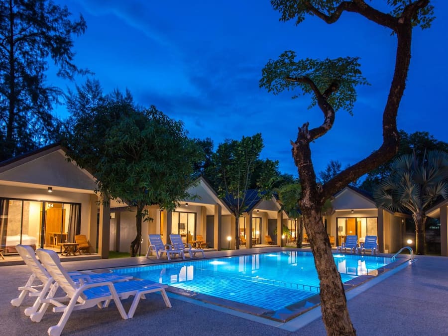 Piscina exterior, espreguiçadeiras