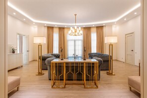 Suite Presidencial, várias camas, Vista para a cidade | Sala | TV de ecrã plano 