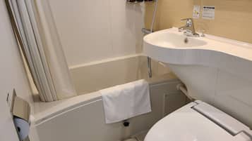 Uma combinação polibã/banheira, artigos de higiene pessoal grátis