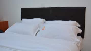 Quarto Duplo Standard | Cofre no quarto, secretária, camas desdobráveis