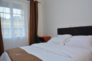 Quarto Duplo Deluxe | Cofre no quarto, secretária, camas desdobráveis