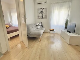 Apartamento standard, 1 quarto | Área de estar | TV LED 81 cm com canais via satélite, TV