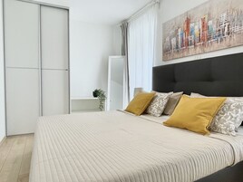 Apartamento conforto, vista para a cidade | Cofres nos quartos, escrivaninha, ferros/tábuas de passar roupa