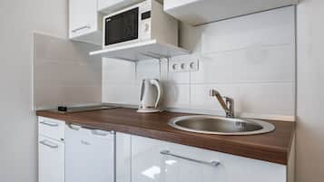 Apartamento Comfort, Vista para a cidade | Kitchenette privada | Um frigorífico, um micro-ondas, uma placa de cozinha