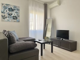 Estúdio clássico | Área de estar | TV de tela plana 81 cm com canais via satélite, TV LCD