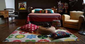 Quarto Duplo (5) | 1 quarto, com decoração personalizada, com mobília individualizada 