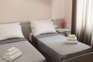 1 quarto, frigobar, cofres nos quartos, escrivaninha