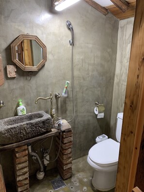 Chuveiro, produtos de toalete grátis, secador de cabelo, chinelos