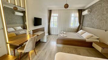 Quarto quádruplo luxo | 1 quarto, escrivaninha, Wi-Fi de cortesia, roupa de cama