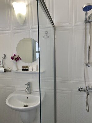 Quarto Quádruplo Deluxe | Duche na casa de banho