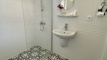 Quarto quádruplo luxo | Banheiro | Chuveiro, ducha de hidromassagem, produtos de toalete grátis