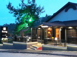 Fachada do alojamento (tarde/noite)