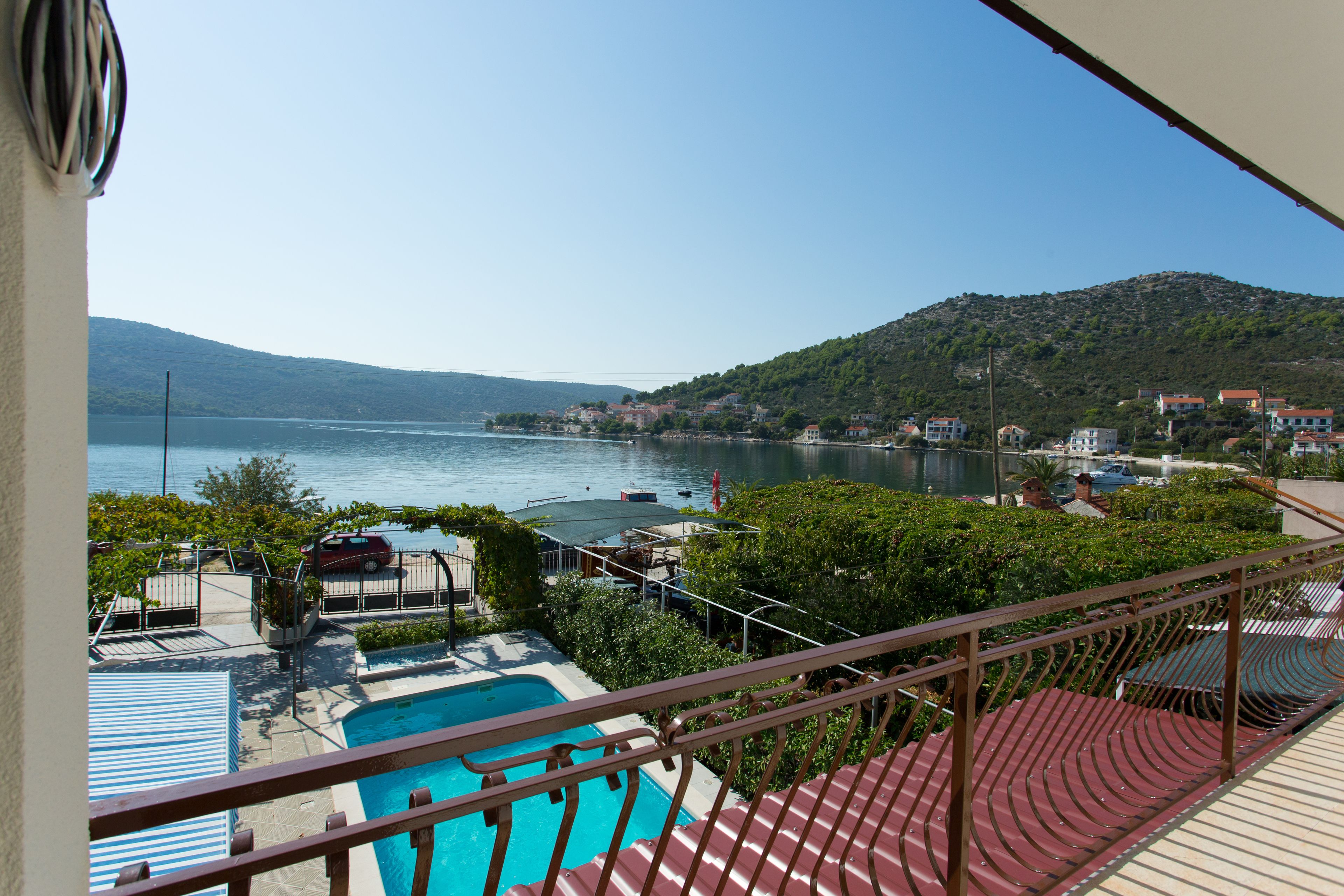 Vila, piscina particular | Vista do quarto