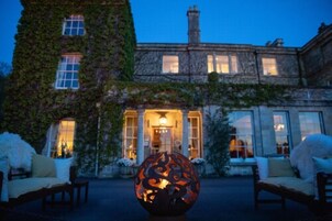 Fachada do alojamento (tarde/noite)