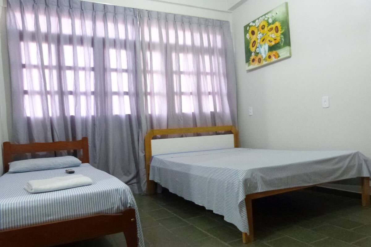 Quarto casal ou duplo urbano, várias camas, vista para a colina | Escrivaninha, cortinas blackout, roupa de cama