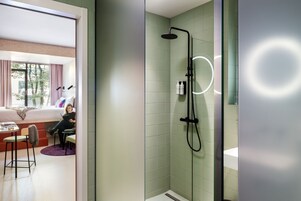 Quarto Standard (Plus) | Casa de banho | Um polibã e uma banheira separados, artigos de higiene pessoal grátis 