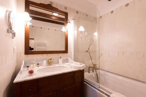Quarto casal (Vercors) | Banheiro | Produtos de toalete biodegradáveis, secador de cabelo, roupões de banho