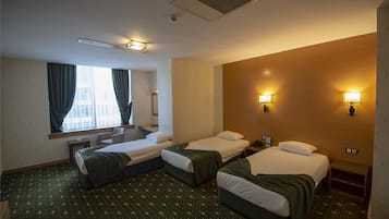 Quarto Triplo Standard | 1 quarto, minibar, cofre no quarto, secretária