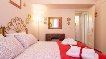 Apartamento Comfort, 2 quartos | 2 quartos, roupa de alta qualidade, edredões de penas, secretária