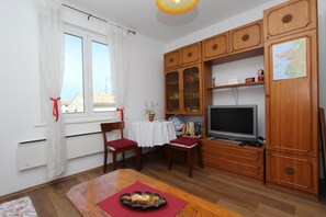 Apartamento, 2 quartos, varanda | Sala de estar | TV de ecrã plano 