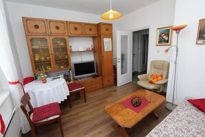 Apartamento, 2 quartos, varanda | Sala de estar | TV de ecrã plano 