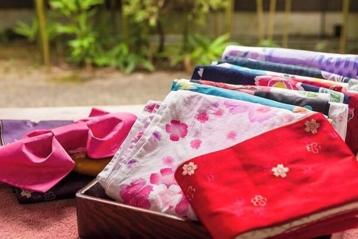 Uma seleção de tecidos dobrados em várias cores e estampas.