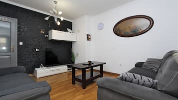 Apartamento, 2 quartos, terraço | Sala de estar | TV de ecrã plano