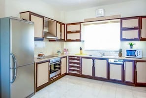 Villa, 3 quartos, piscina privativa, vista para o mar | Cozinha privada | Um frigorífico/congelador grande, um micro-ondas, um forno
