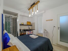 Apartamento, 1 quarto, casa de banho privativa | Lençóis de algodão egípcio, roupa de alta qualidade, edredões de penas