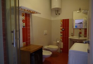 Apartamento, 1 quarto | Banheiro | Chuveiro, secador de cabelo, bidê 