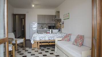 Apartamento, 1 quarto | Sala de estar | TV de ecrã plano