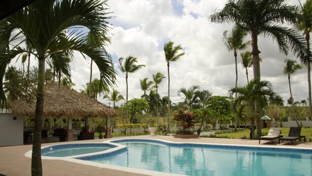 Piscina exterior, espreguiçadeiras 