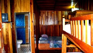 Chuveiro, toalhas de banho