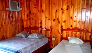 Quarto triplo, várias camas | Cofres nos quartos, Wi-Fi de cortesia, roupa de cama