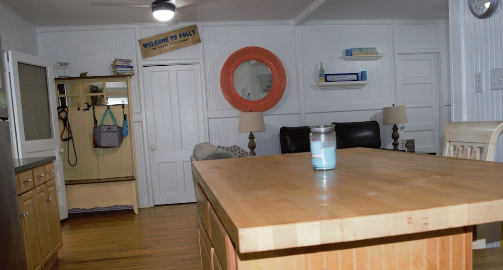 Spacious Comfort & Convenient! Steps To Downtown & Beach! Adjustable King Bed! - Folly Beach, SC