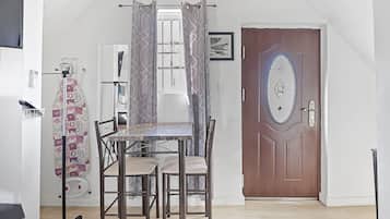 Suite-Estúdio Comfort, 1 cama king-size, não fumadores, vista para a piscina | Sala de estar | TV de ecrã plano