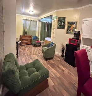 Suite-Estúdio Comfort, 1 quarto | Sala de estar | TV de ecrã plano 